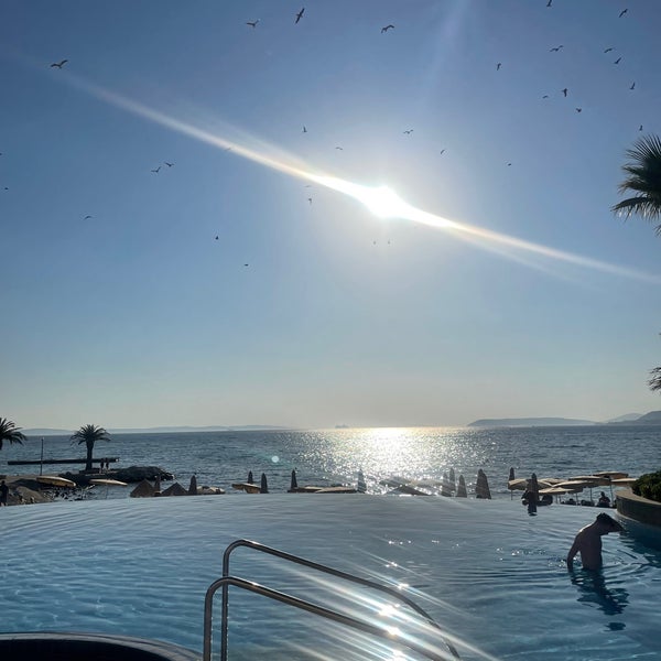 Le Meridien Outdoor Swimming Pool