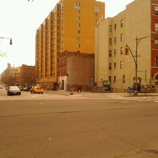 MTA Bus - W 135 St & St Nicholas Av (Bx33) - Central Harlem - 70 visitors