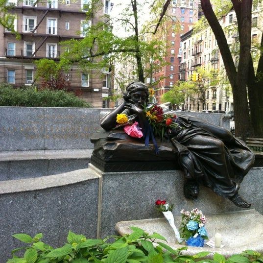 Straus Park - Park in New York