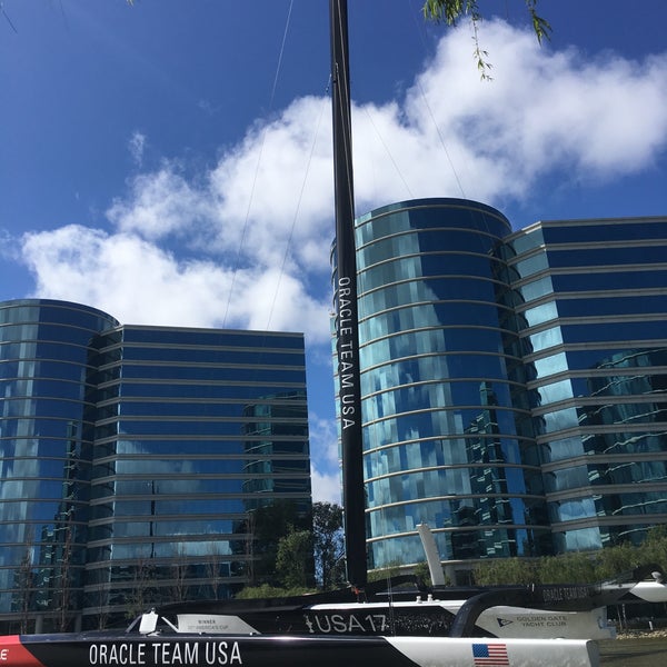 Oracle 300 Building - Office in Redwood Shores