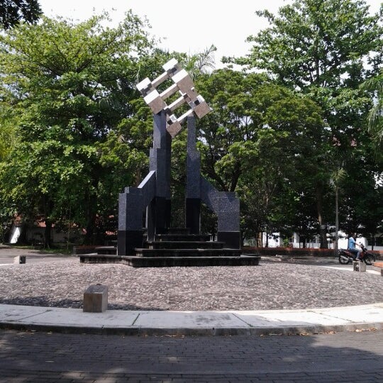 Tugu Teknik UGM - College and University