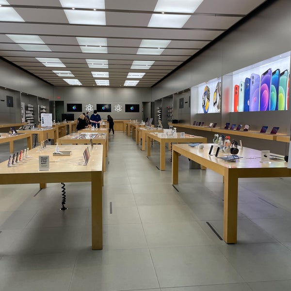 Apple Valencia Town Center - 24201 West Valencia Boulevard