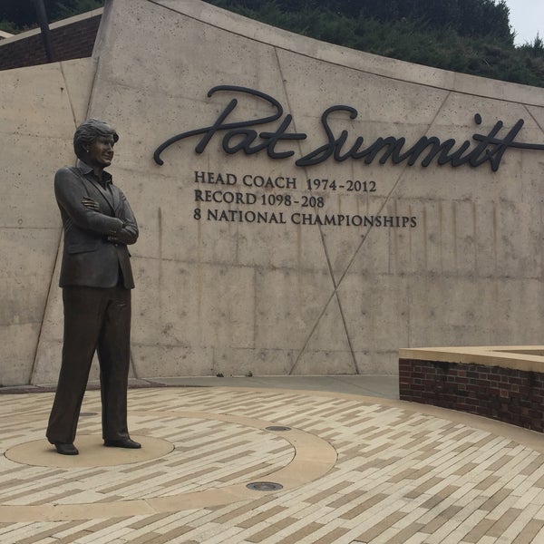 Pat Head Summitt Plaza and Statue - Monument in Knoxville