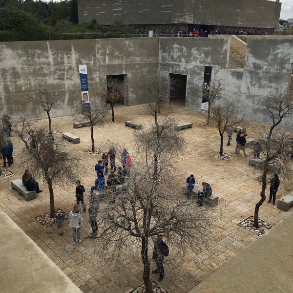 Square of Hope - 44 visitors