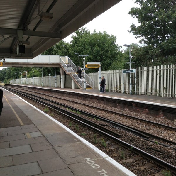 Hackbridge Railway Station (HCB) - Train Station