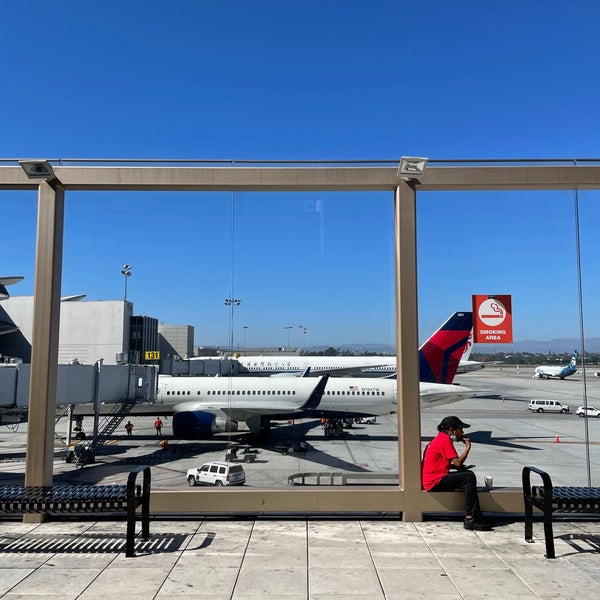 Smoking Area - Travel Lounge in Los Angeles