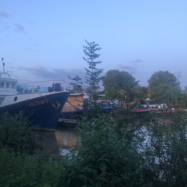 Chiswick Pier - Harbor or Marina