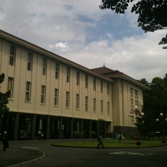 Fotos en Gedung Pusat UGM - Bulaksumur