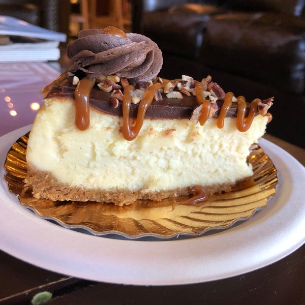 CakeWalk Custom Cakes & Dessert Bar - 303 Division St S