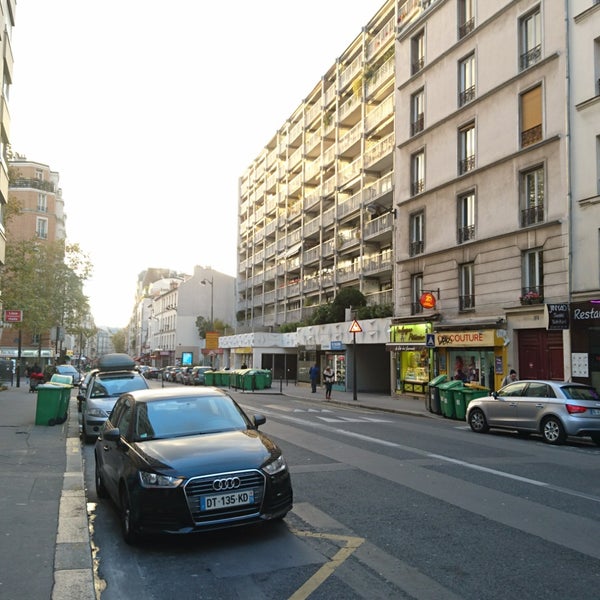 Rue de Montreuil - Road in Paris