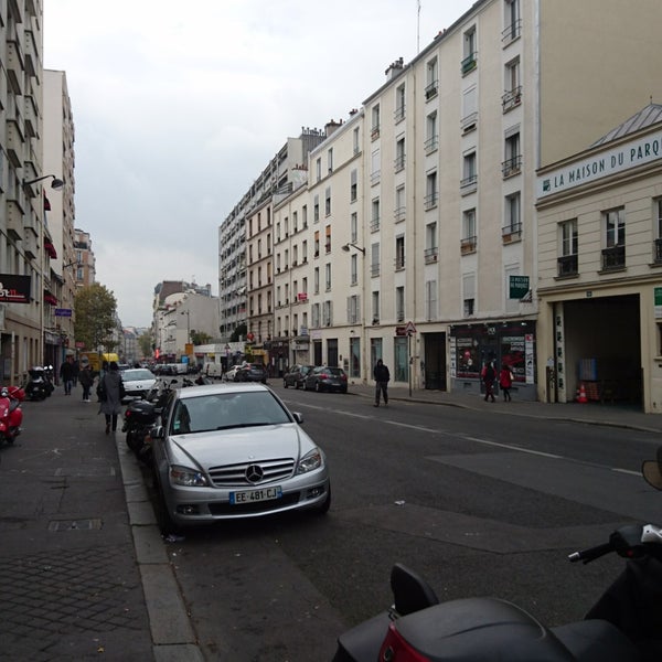 Rue de Montreuil - Road in Paris