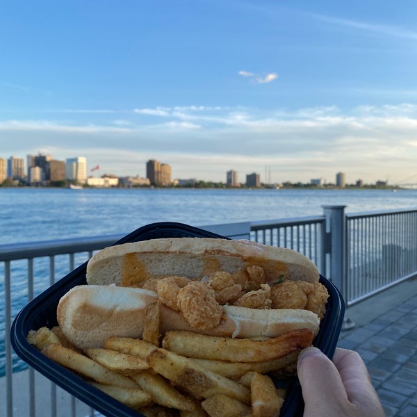 Fishbone's Rhythm Kitchen Cafe - Seafood Restaurant in Greektown