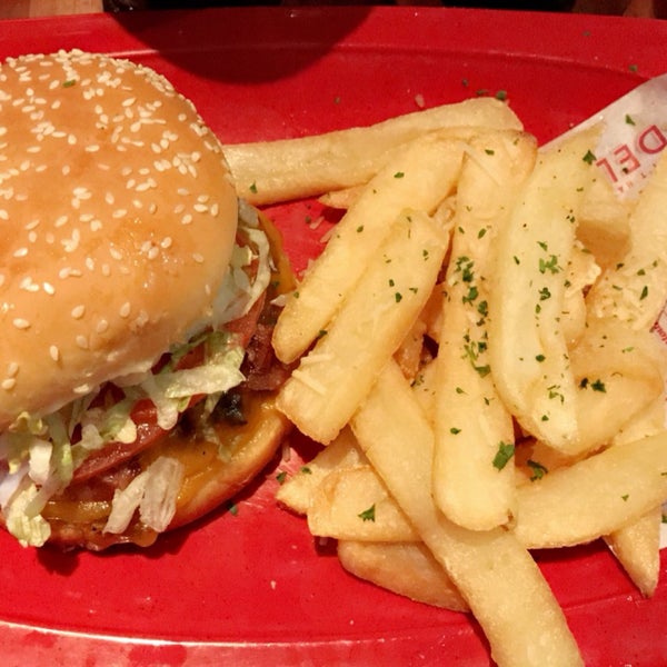 Red Robin Gourmet Burgers and Brews - 12007 Harbor Blvd
