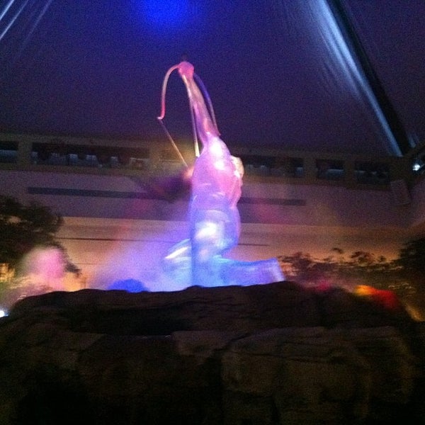 Rainmaker statue at Foxwoods show - Casino