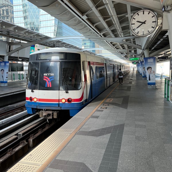 BTS Sukhumvit Line (บีทีเอส สายสุขุมวิท)