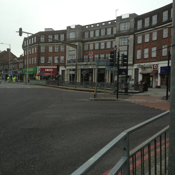 Hendon Central London Underground Station - Metro Station in London
