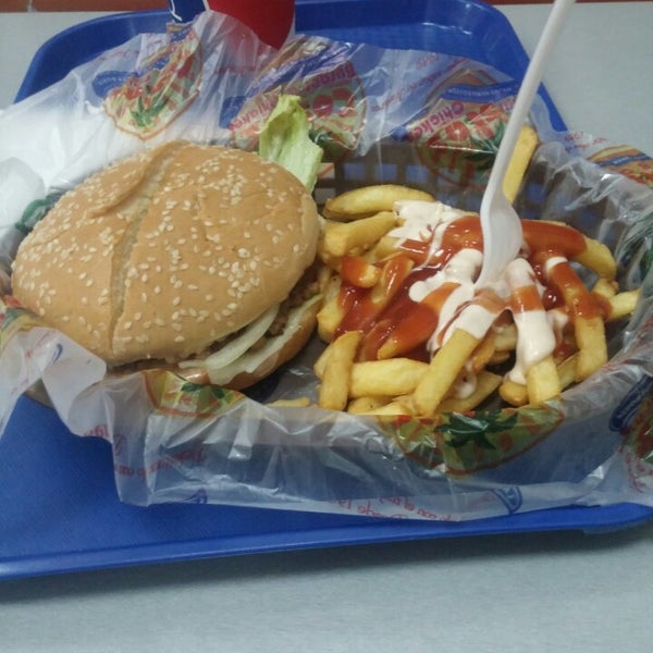 Costas Burger- Bay Plaza - 5 tips from 139 visitors