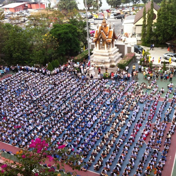 โรงเรียนนวมินทราชินูทิศ เตรียมอุดมศึกษาน้อมเกล้า Nawaminthrachinuthit