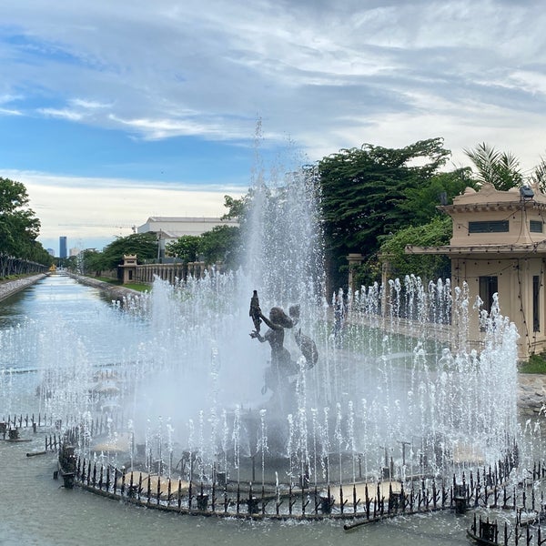 พระตำหนักจิตรลดารโหฐาน (Chitralada Villa Royal Residence) - Palace