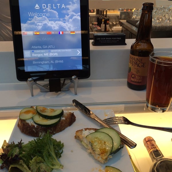 Voyage Bakery & Cafe - Café in Laguardia Airport