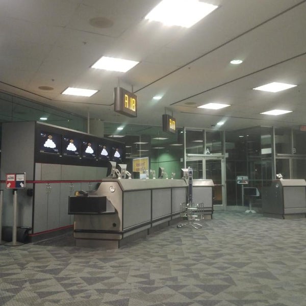 Photos at Gate A17 / B17 - Airport Gate in Toronto Pearson ...