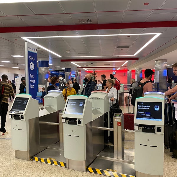 United Airlines Ticket Counter - Airport Ticket Counter in Boston