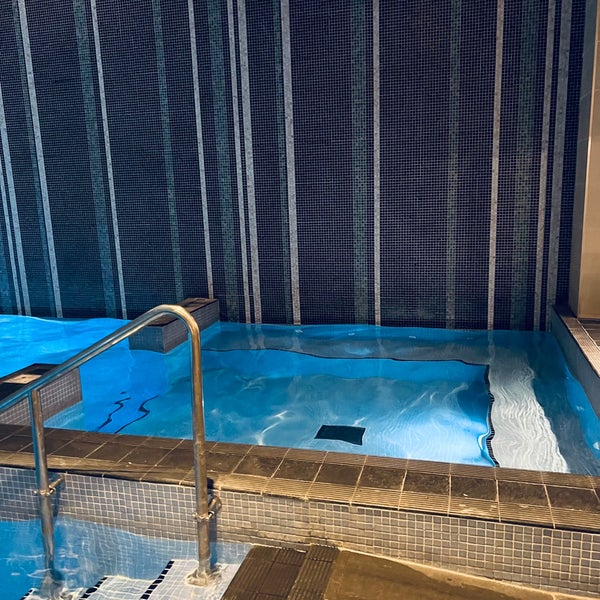 Hilton Swimming Pool - Hotel Pool in London