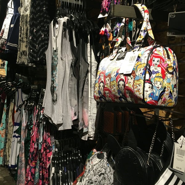 Hot Topic - Clothing Store in Meadowood Mall