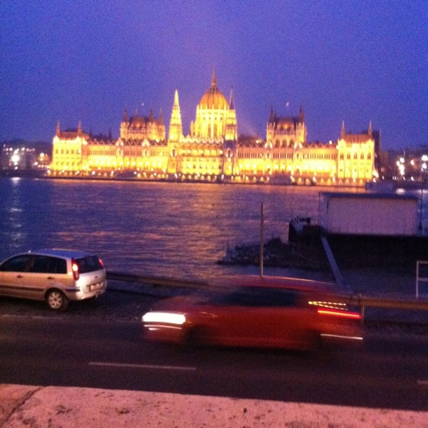 Batthyány tér M (H5) - Light Rail Station in Budapest