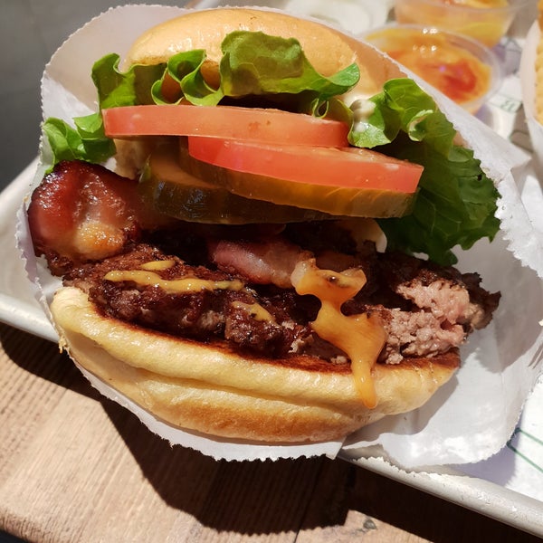 Shake Shack - Near North Side - 66 E Ohio St