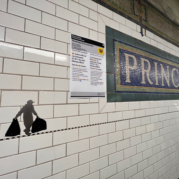 MTA Subway - Prince St (R/W) - Metro Station in New York