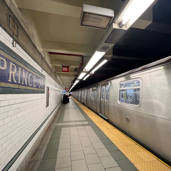 MTA Subway - Prince St (R/W) - Metro Station in New York