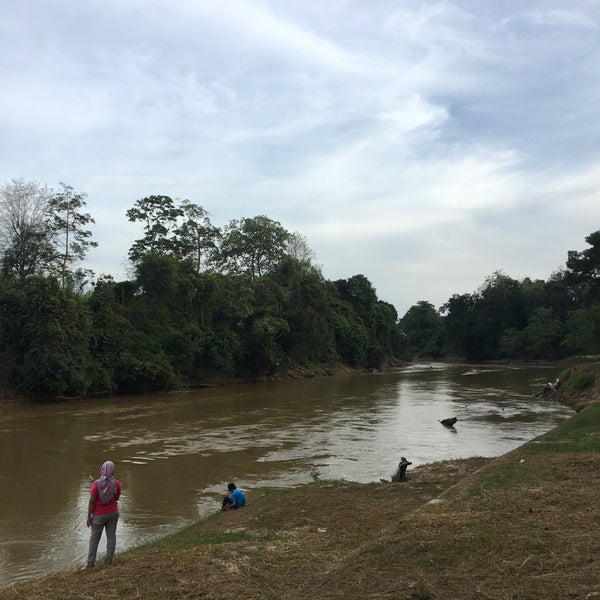 Bawah Jambatan Sungai Semantan - River