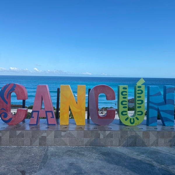 Cancún Sign - 2 tips