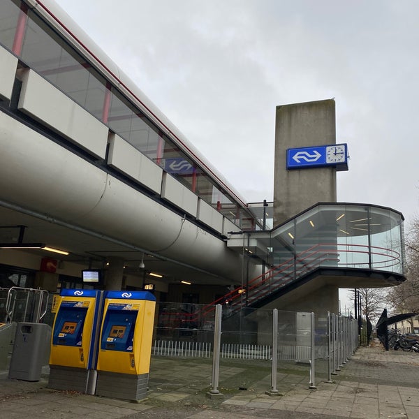 Station Almere Muziekwijk - Rail Station in Muziekwijk Noord