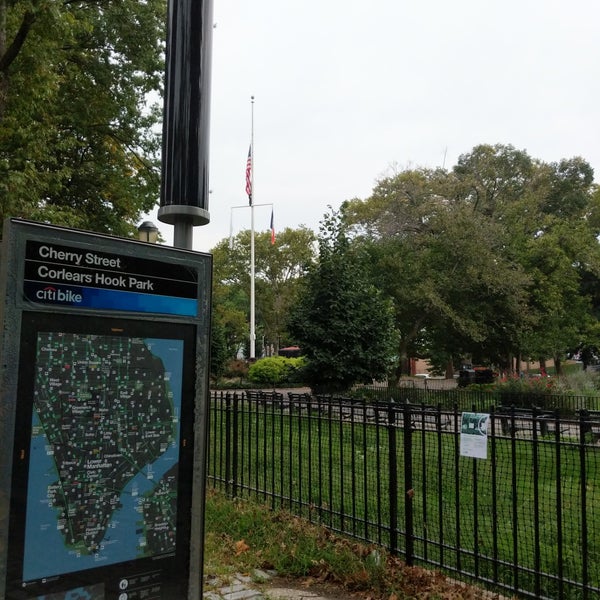 Corlears Hook Park - Park in Lower East Side