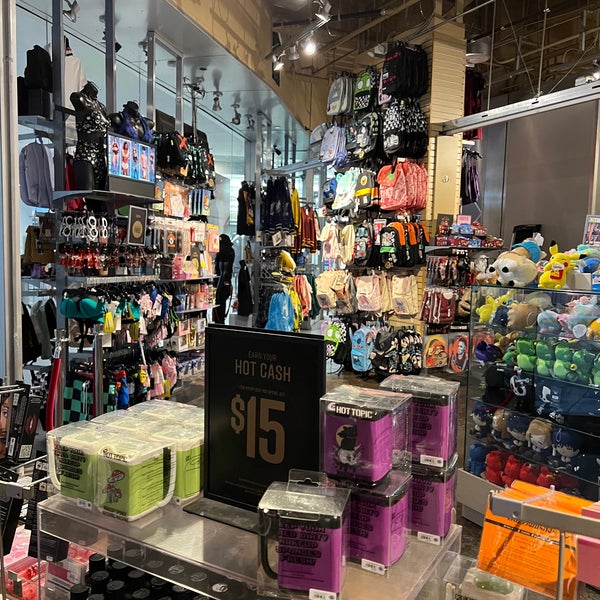 Hot Topic - Clothing Store in Hollywood