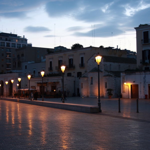 Piazza del Ferrarese - Plaza in Bari