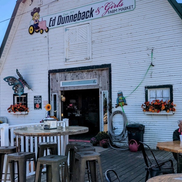 Ed Dunneback & Girls Farm - Farm