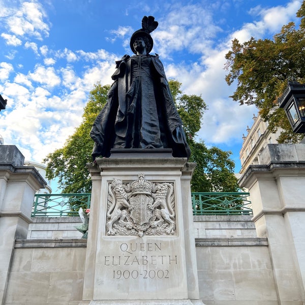 King George VI and Queen Elizabeth Memorial - Monument in City of ...