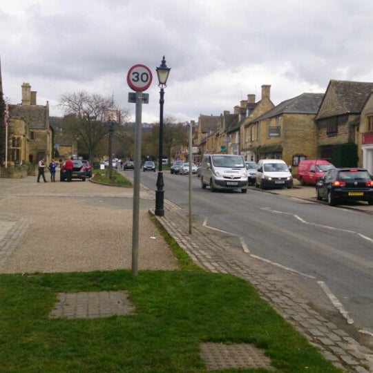 Broadway High Street - Road in Broadway