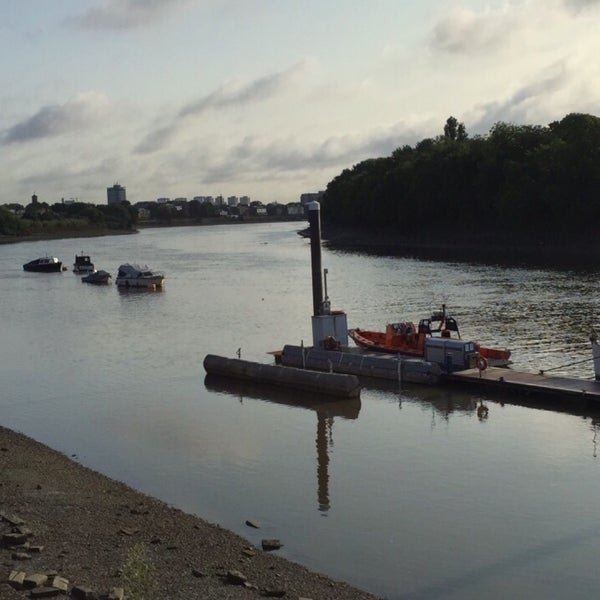 Chiswick Pier - Harbor or Marina