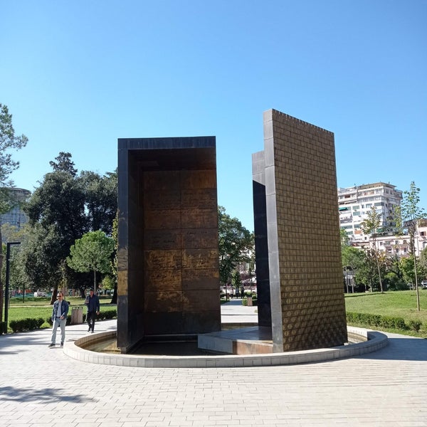 Parku Rinia - Park in Tirana