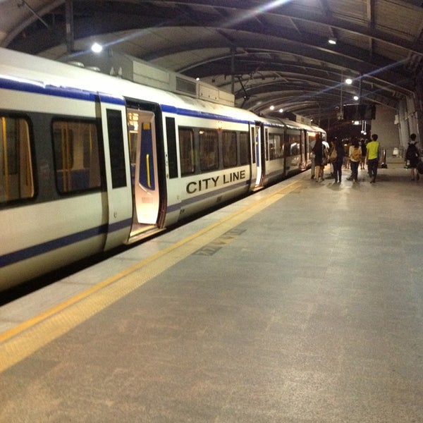 ARL พญาไท (Phaya Thai) A8 - Train Station in Ratchathewi