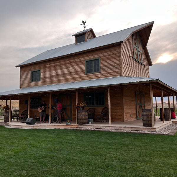 Leaning Barn Farms - Flower Shop