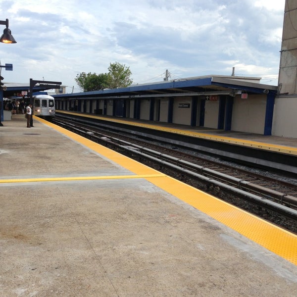 MTA Subway - Broad Channel (A/S) - Metro Station in Broad Channel