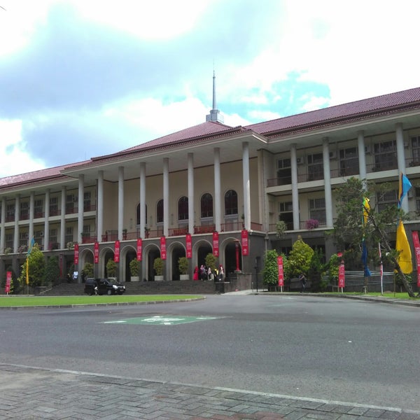 Fotos en Gedung Pusat UGM - Bulaksumur