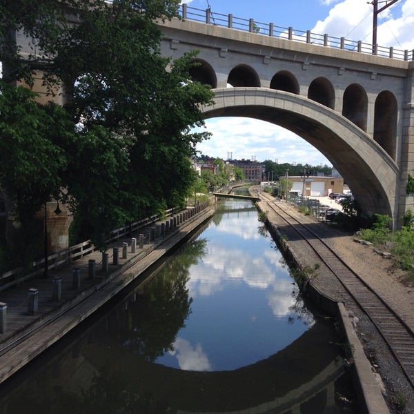 SEPTA Manayunk Station - Rail Station in Philadelphia