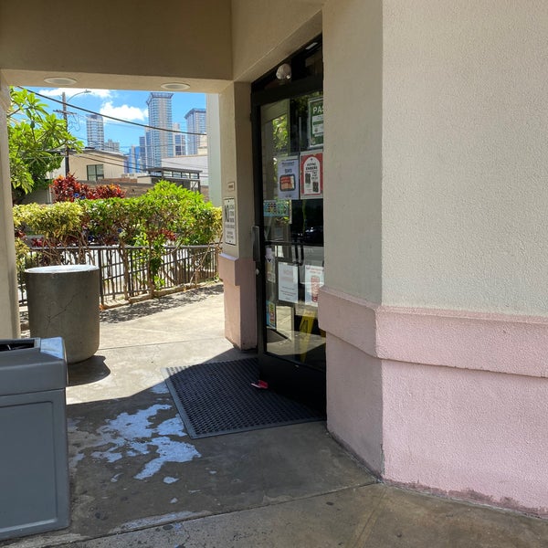 Mako's Mart 76 Gas Station - Downtown Honolulu - 882 S Beretania St