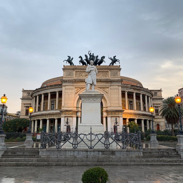 Piazza Ruggero Settimo - Plaza in Politeama